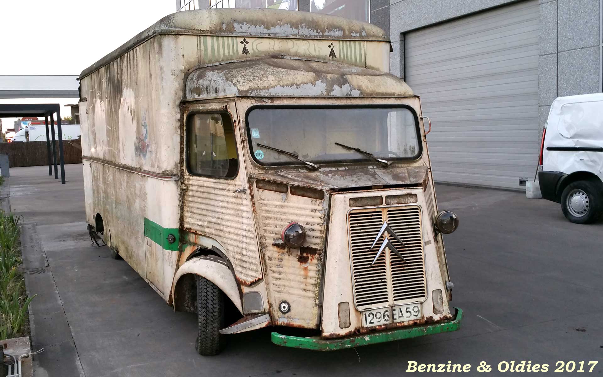 un fourgon Citroën type H rallongé vu sur la route